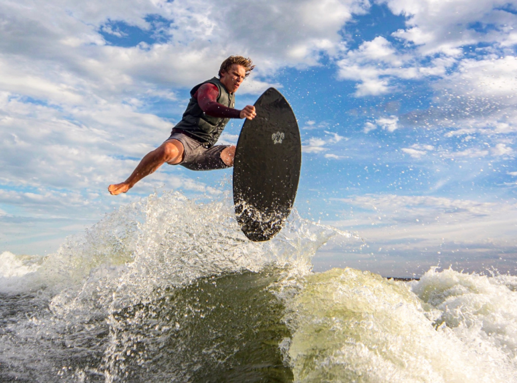 Wakesurfing vs Wakeboarding - Which Water Sport is Right For You ...